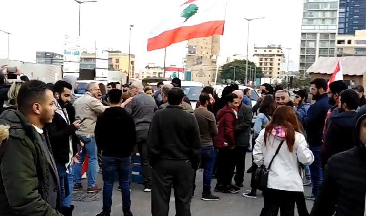 بالفيديو: الثوار يقطعون الطريق باتجاه بلدية بيروت - Lebanese Forces ...