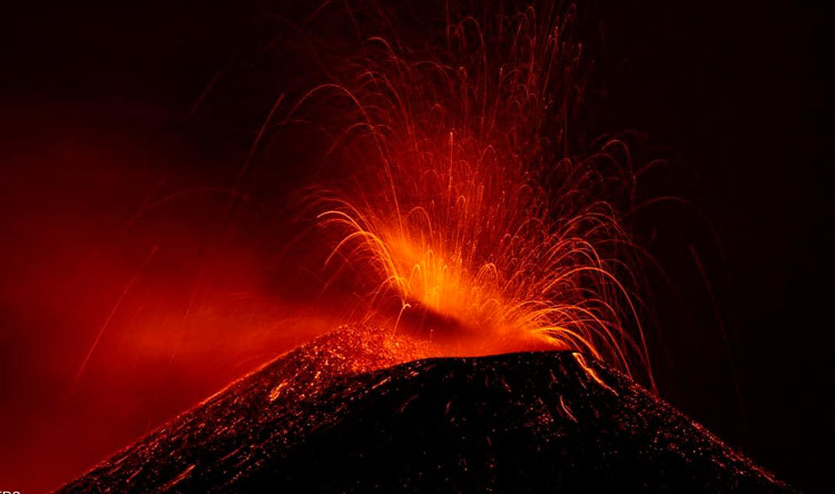 بالفيديو: بركان إيطالي يلون السماء - Lebanese Forces Official Website