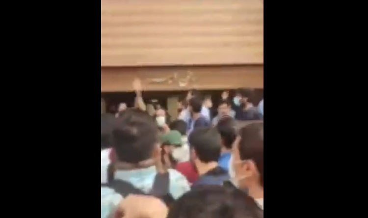 بالفيديو ـ اشتباك بين الطلاب المحتجين والباسيج في جامعة شريف الإيرانية - Lebanese Forces ...