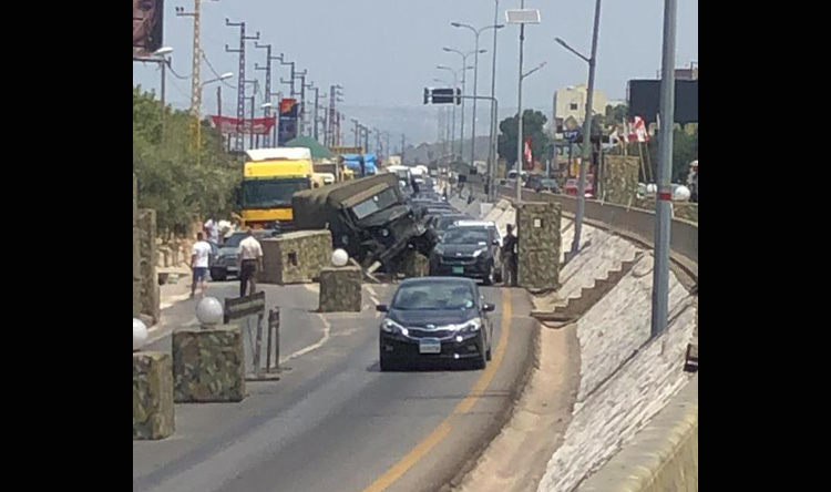 بالصورة: شاحنة عسكرية تجتاح حواجز اسمنتية عند حاجز المدفون - Lebanese ...