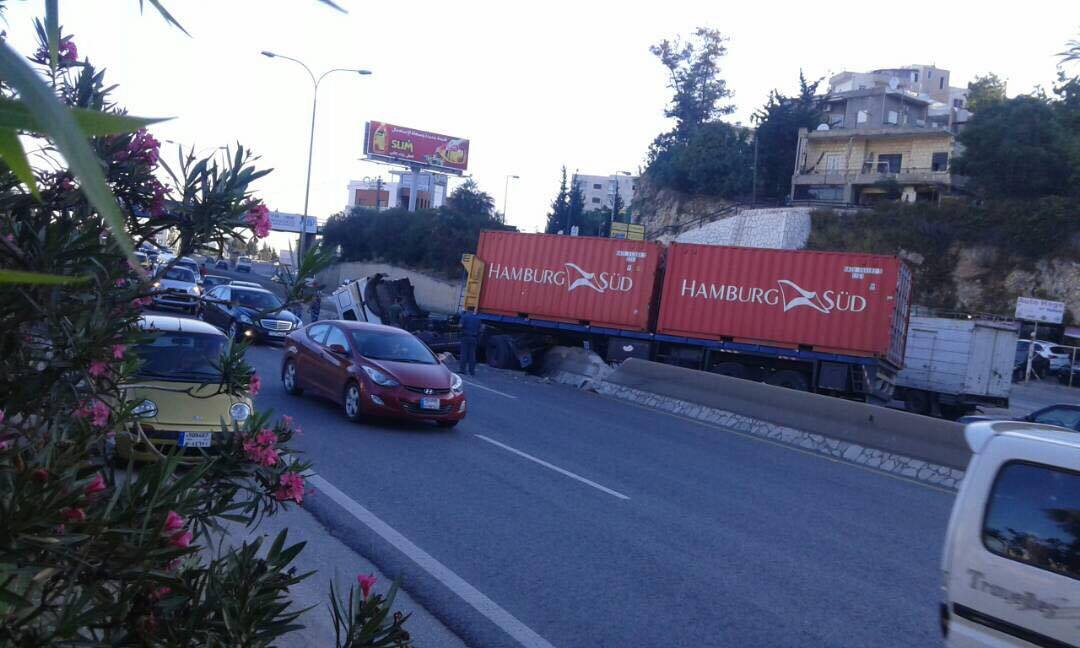 بالصور: انقلاب شاحنة على اوتوستراد نهر ابراهيم - Lebanese Forces ...