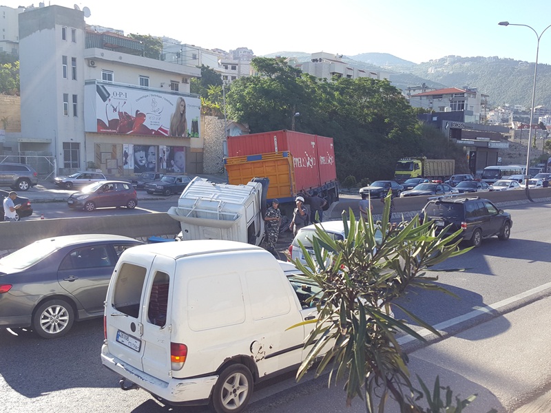 بالصور: انقلاب شاحنة على اوتوستراد نهر ابراهيم - Lebanese Forces ...