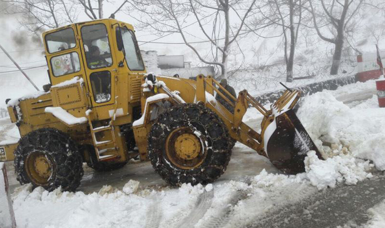 الدفاع المدني يجرف الثلوج على طريق عام كفرسلوان ترشيش زحلة - Lebanese ...