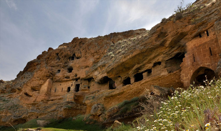 قداس إحتفالي في دير مار مارون العاصي في عيد تلاميذ مار مارون - Lebanese ...