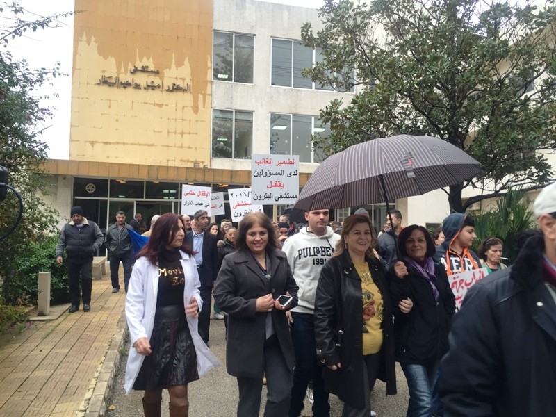 موظفو مستشفى البترون معتصمون بانتظار قرار يحدد مصيرهم