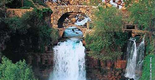 سقوط شابة من علو مرتفع أمام مغارة أفقا