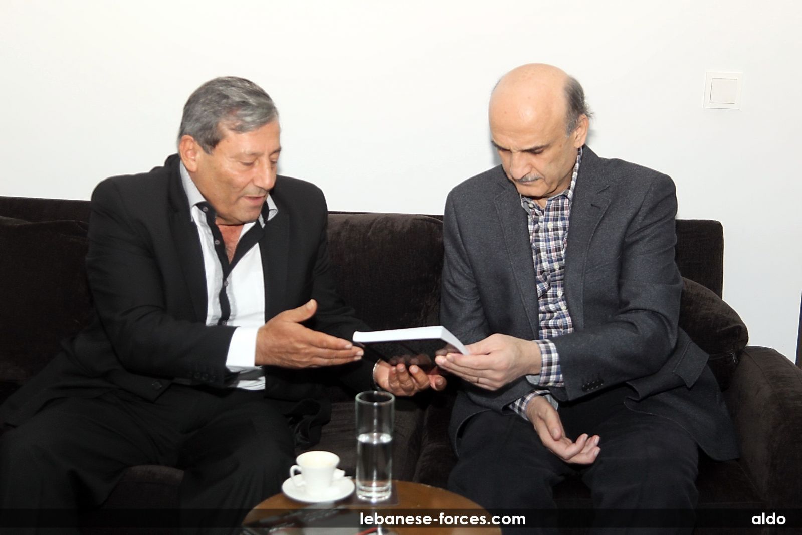 بالصور: بولس قدم كتاب "الفساد في لبنان" لجعجع